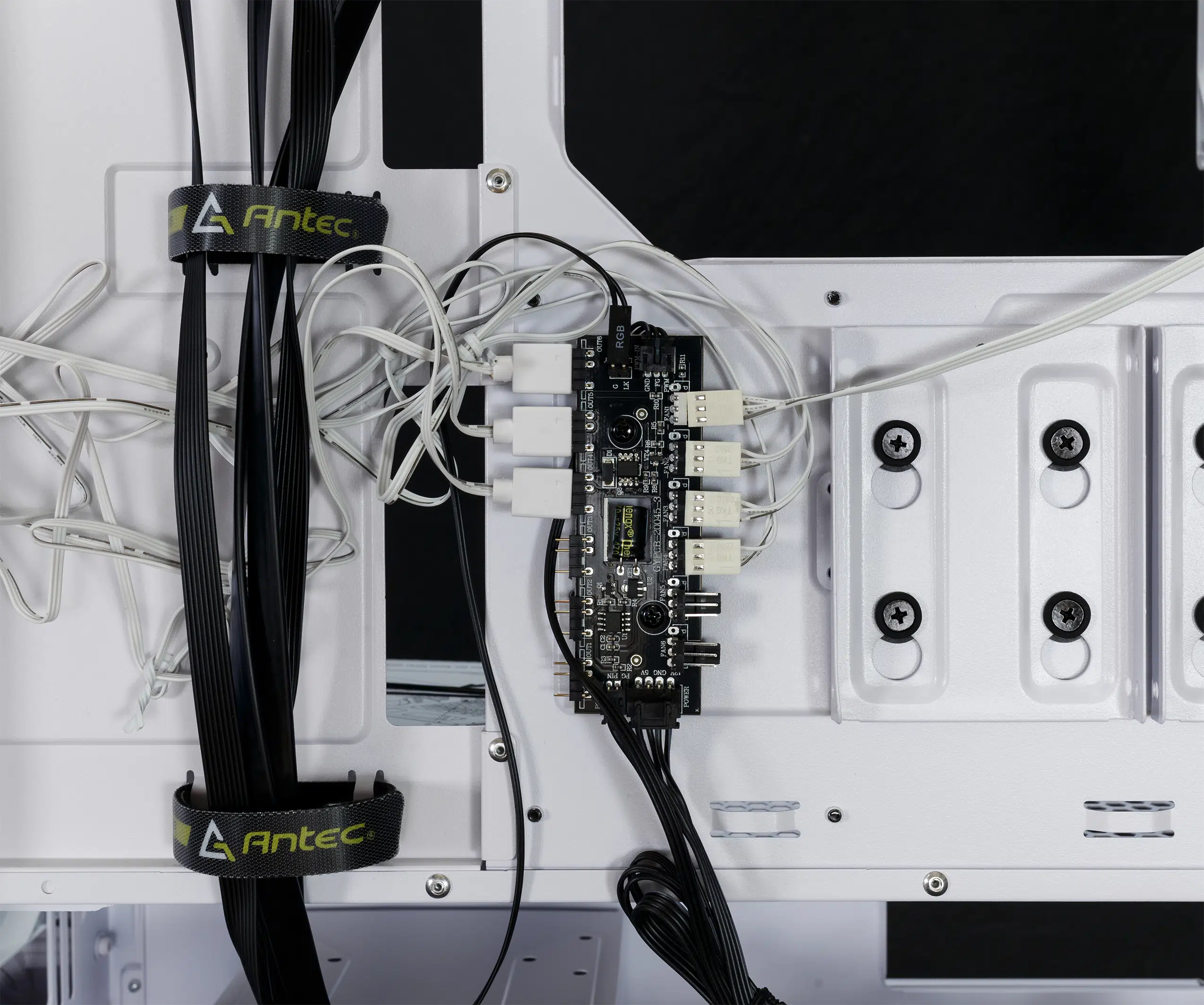 ANTEC Dark League DF800 FLUX White Case Review - Page 2 of 6