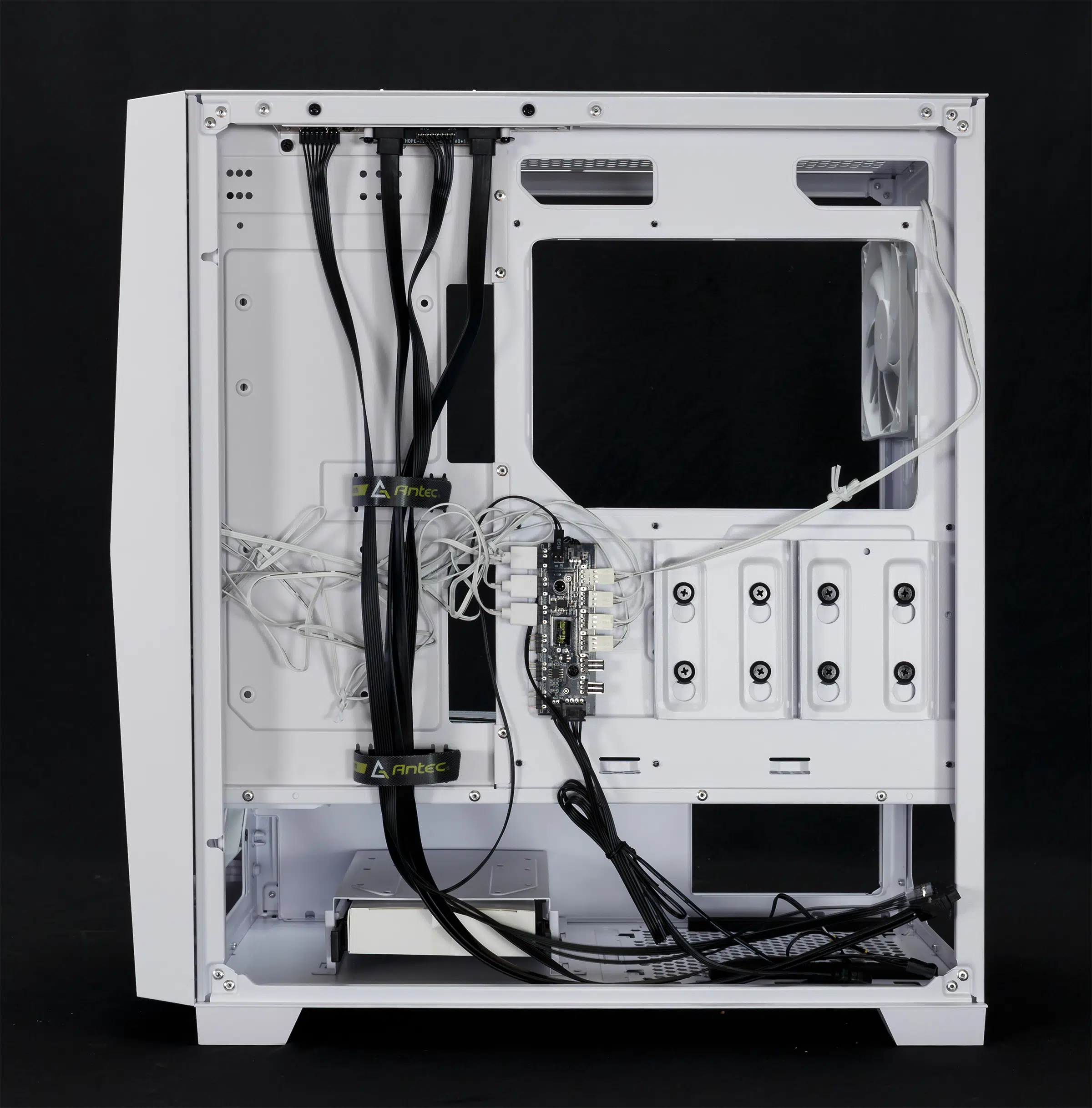 ANTEC Dark League DF800 FLUX White Case Review - Page 2 of 6